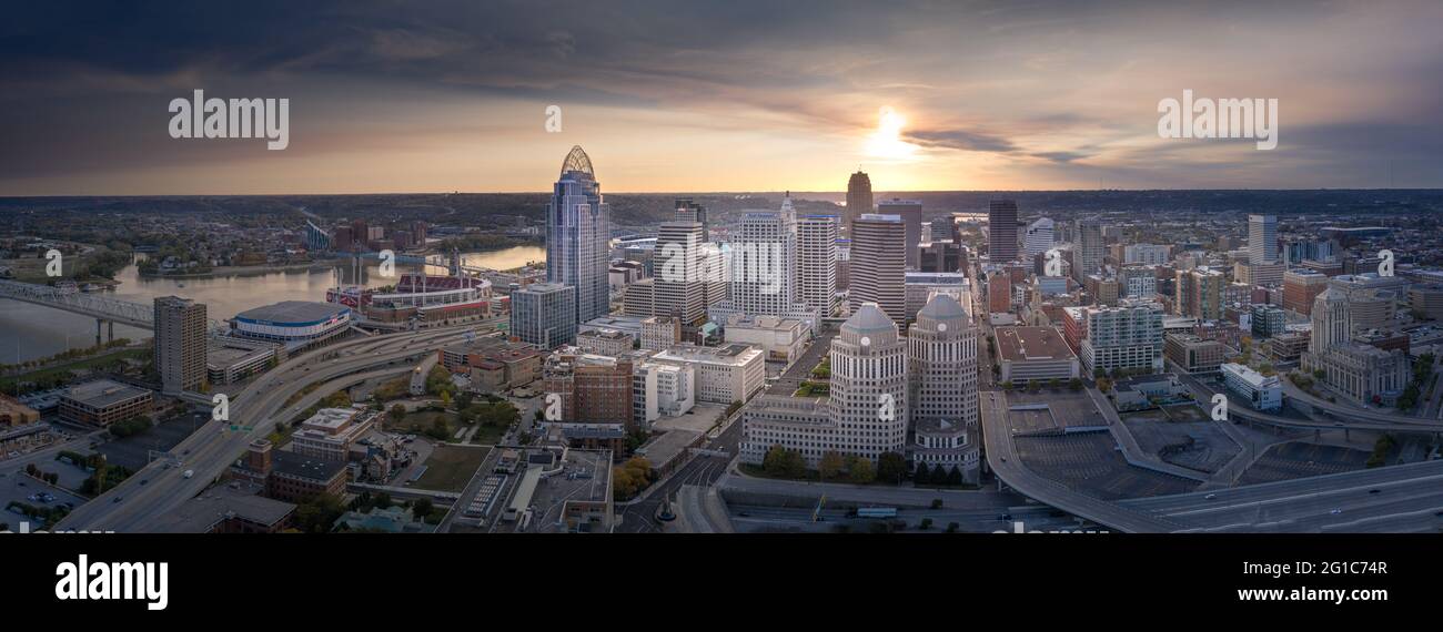 Cincinnati night ohio river aerial hi-res stock photography and images ...