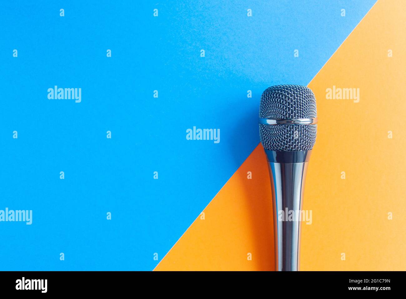 micro close up top view sing vocal Stock Photo - Alamy