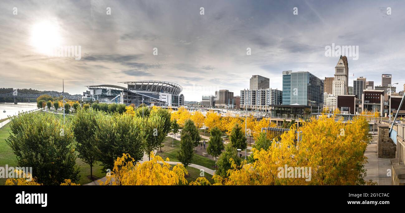 Cincinnati skyline panorama hi-res stock photography and images - Alamy