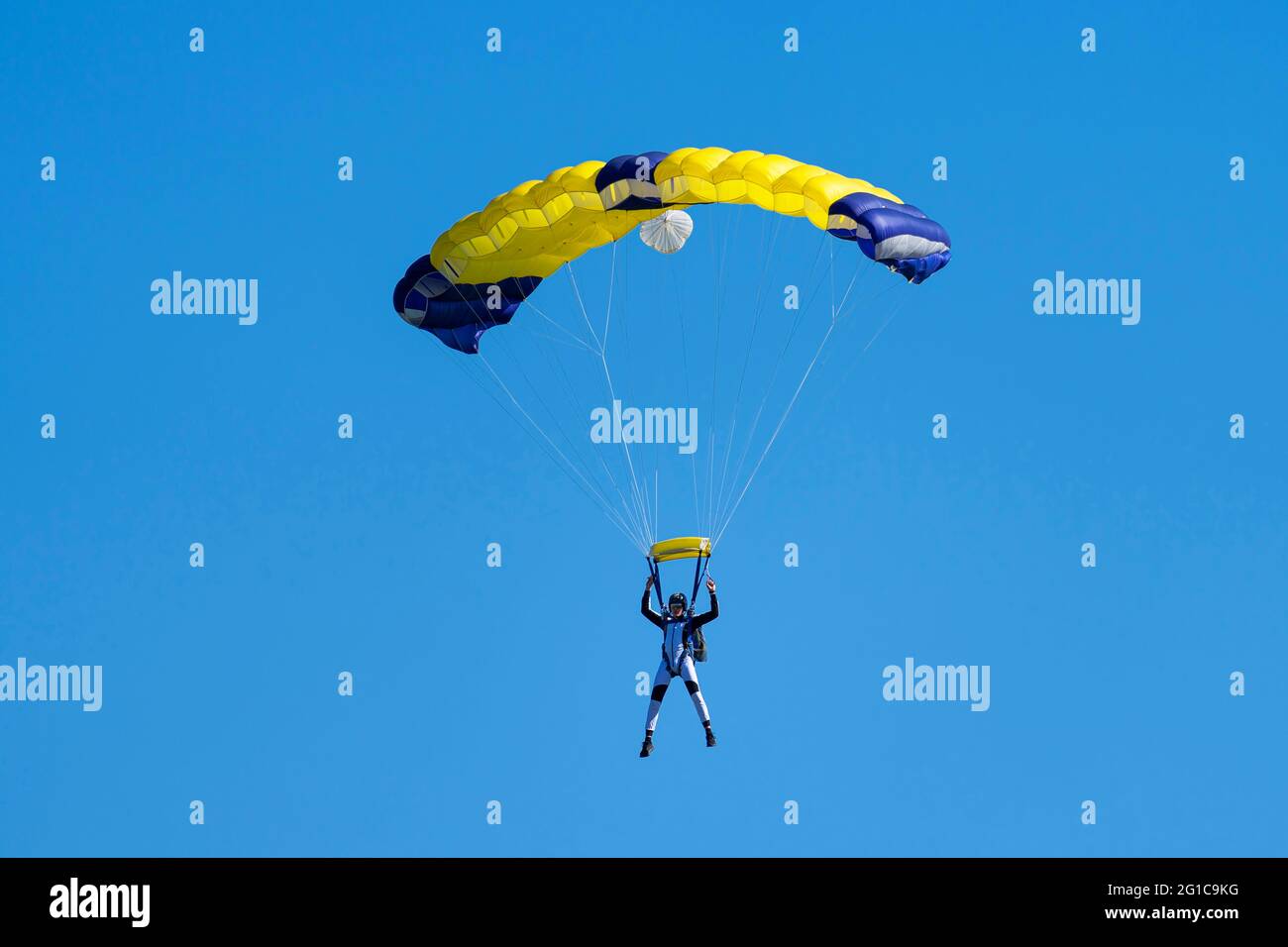 Blue parachute hi-res stock photography and images - Alamy