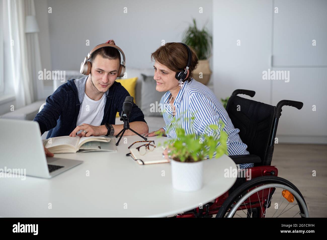 Podcast people hi-res stock photography and images - Alamy