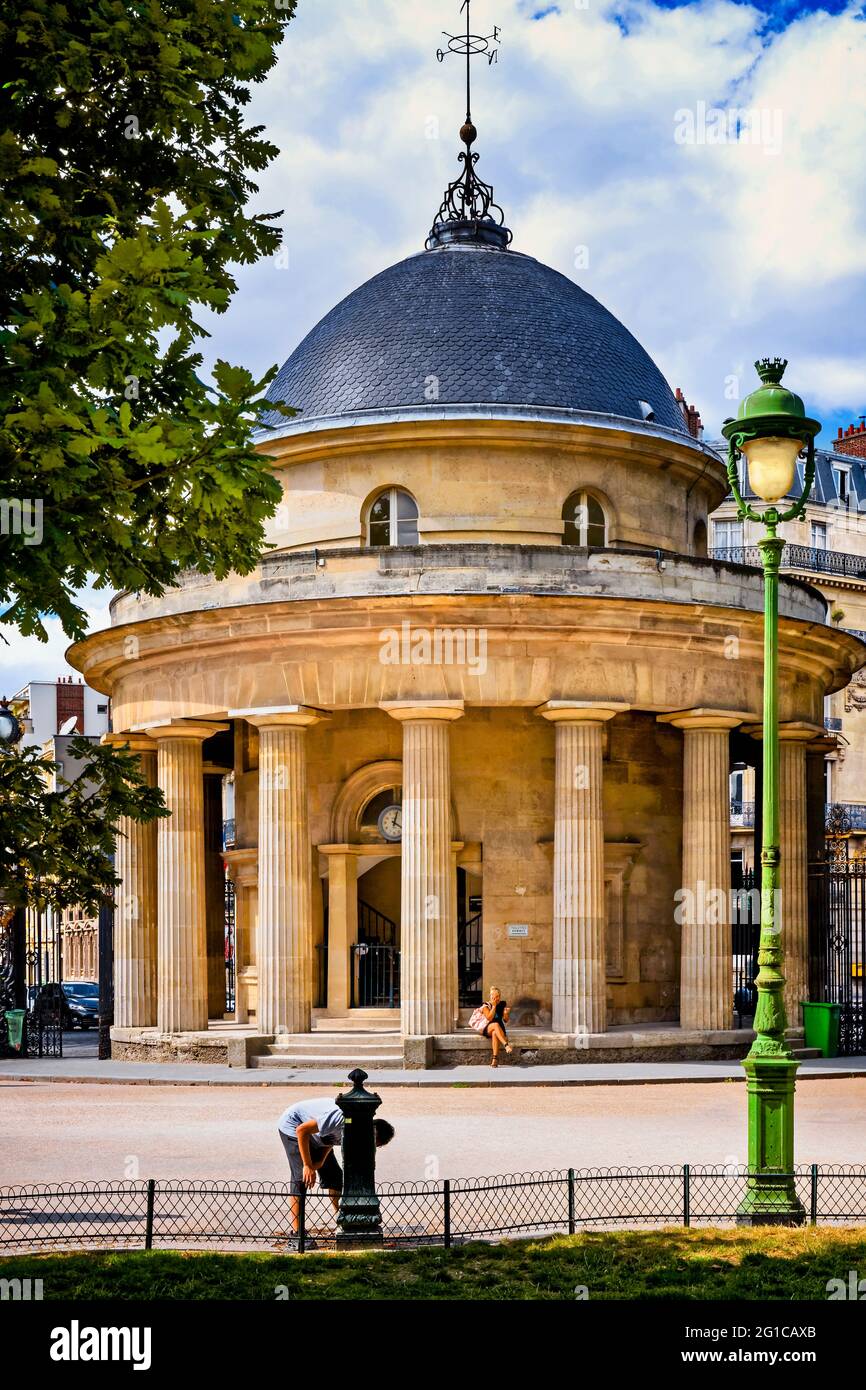 ROTUNDA OR 'PAVILLON DE CHARTRES' OF PARK MONCEAU IN PARIS, FRANCE ...