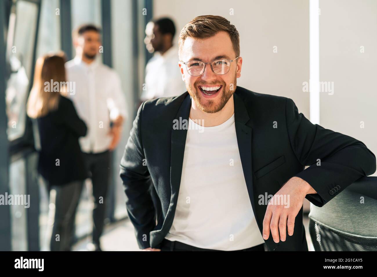 Employees office laughing hi-res stock photography and images - Alamy