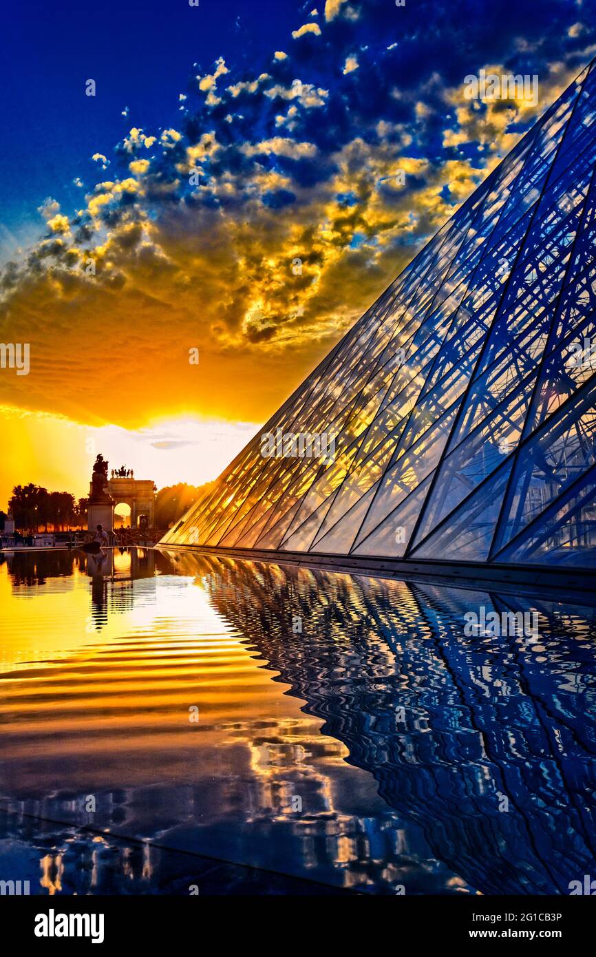 SUNSET ON PYRAMID OF LOUVRE MUSEUM AND ARCH OF CARROUSEL, PARIS, FRANCE ...
