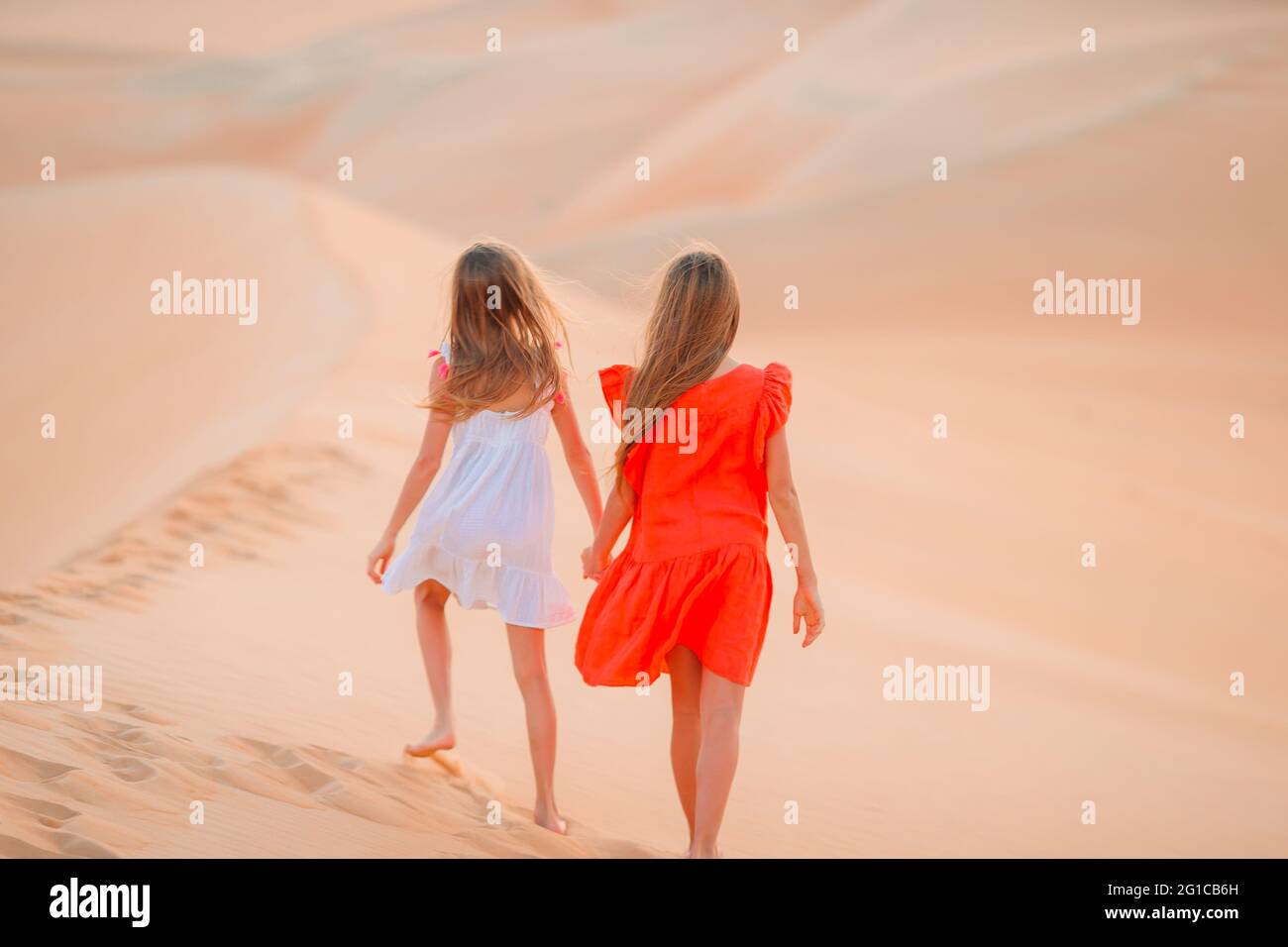Girls among dunes in Rub al-Khali desert in United Arab Emirates Stock ...