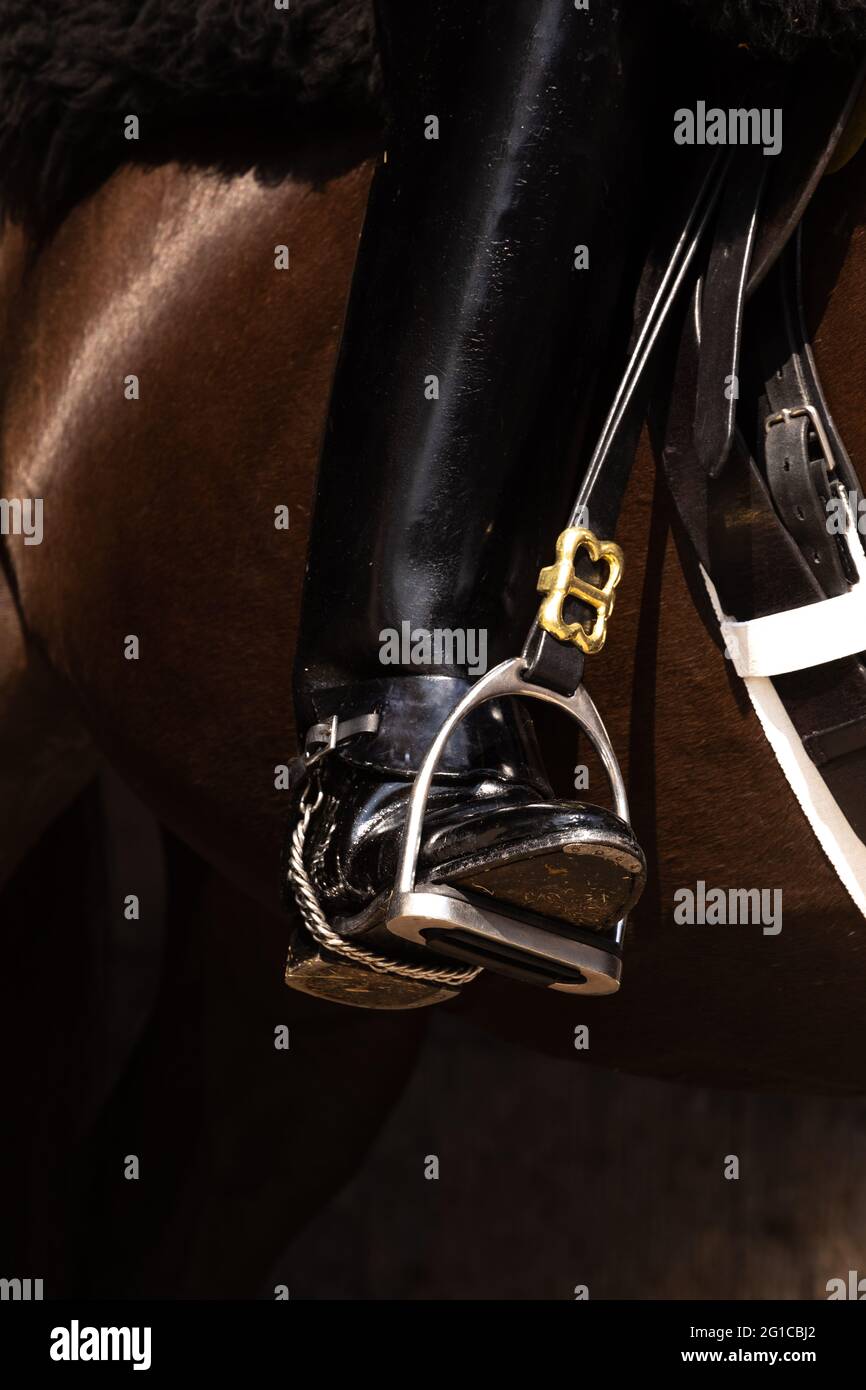 Queen red box buckingham palace hi-res stock photography and images - Alamy