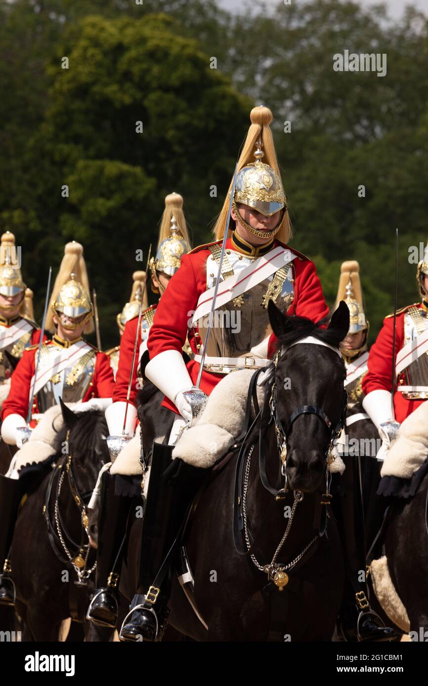 Queen red box buckingham palace hi-res stock photography and images - Alamy