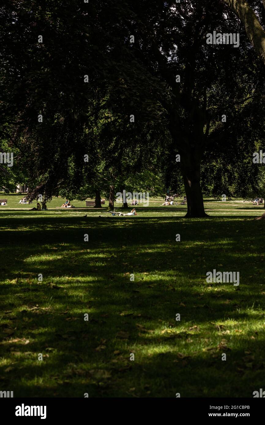 Queen red box buckingham palace hi-res stock photography and images - Alamy