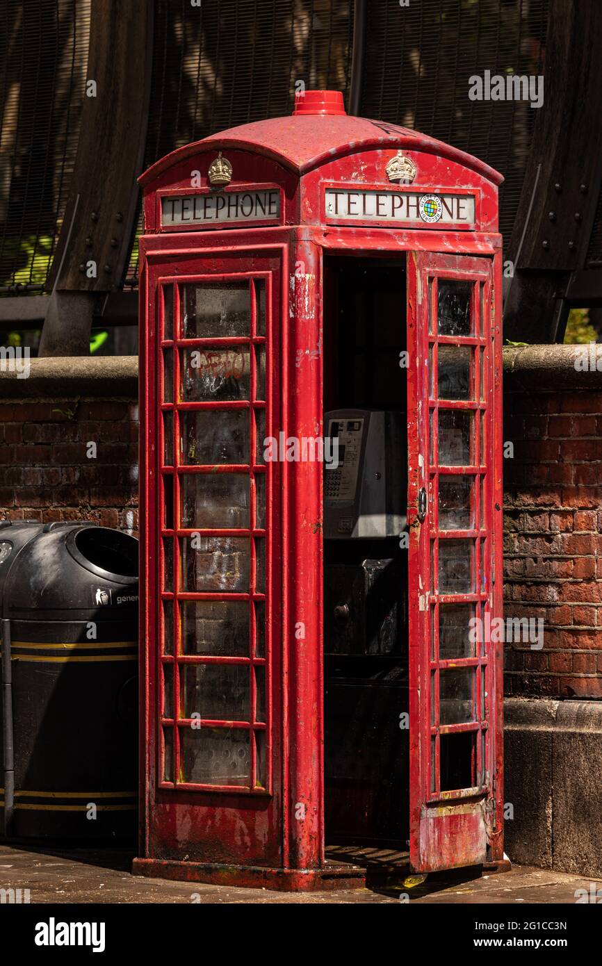 Queen red box buckingham palace hi-res stock photography and images - Alamy