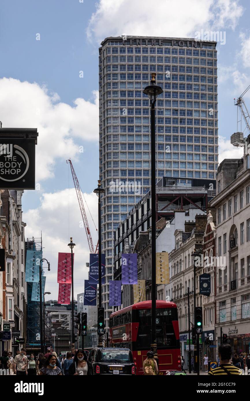 Queen red box buckingham palace hi-res stock photography and images - Alamy