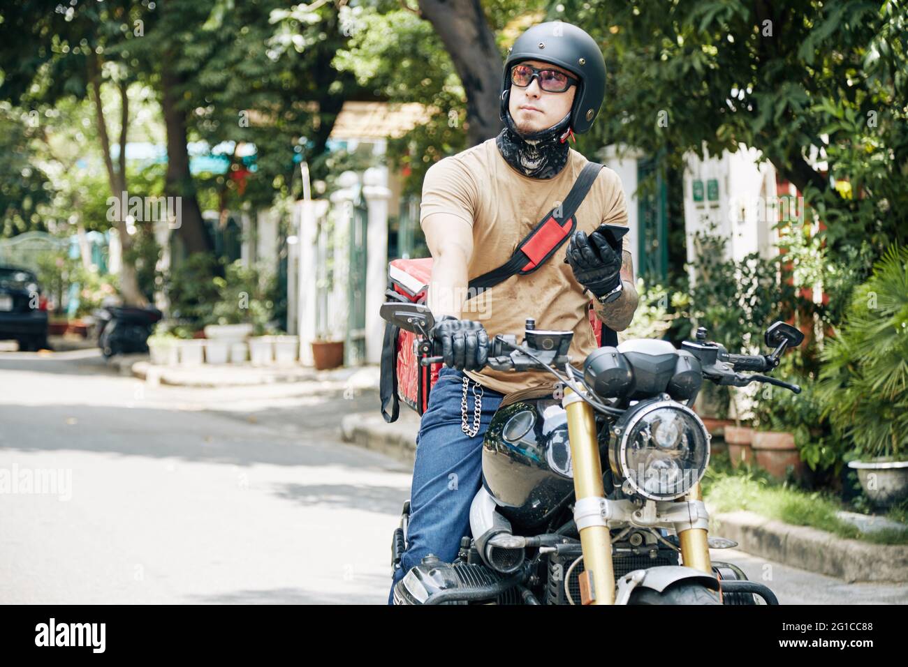 Biker looking at map hi-res stock photography and images - Alamy