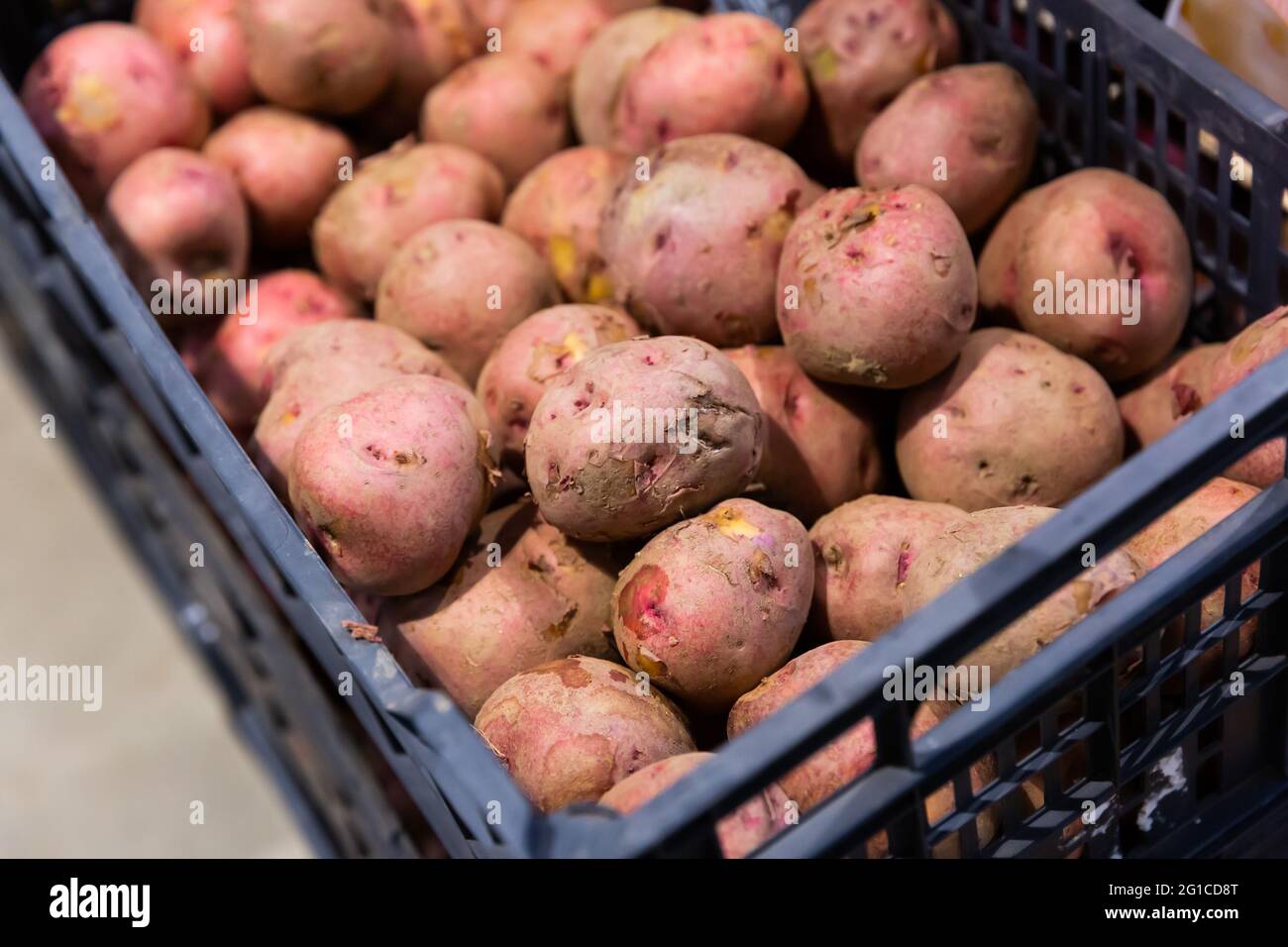 Potatoes in crates and baskets at the grocery store Stock Photo - Alamy