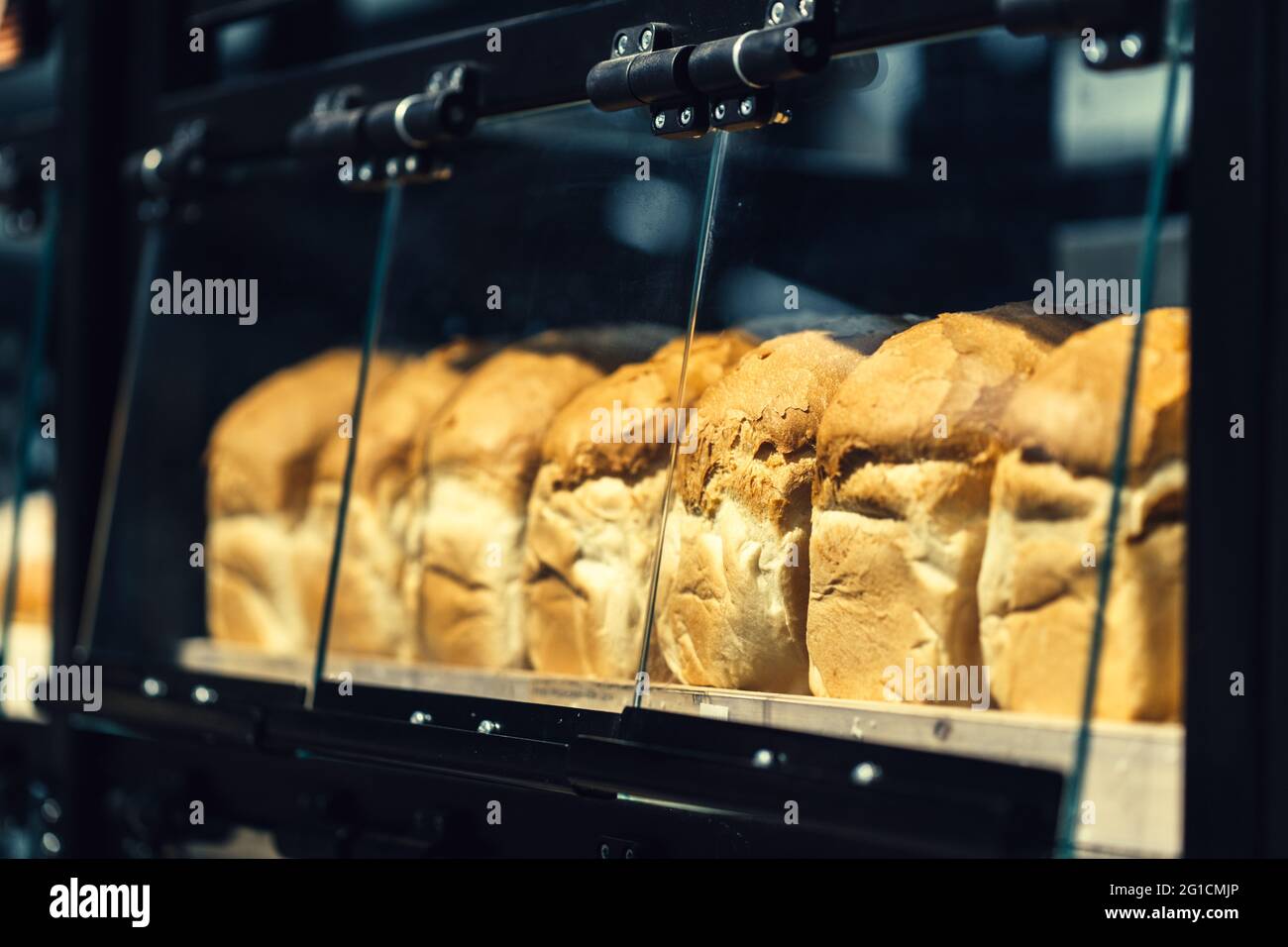 Row of fresh bread loafs lying on the shelf in bakery Stock Photo - Alamy