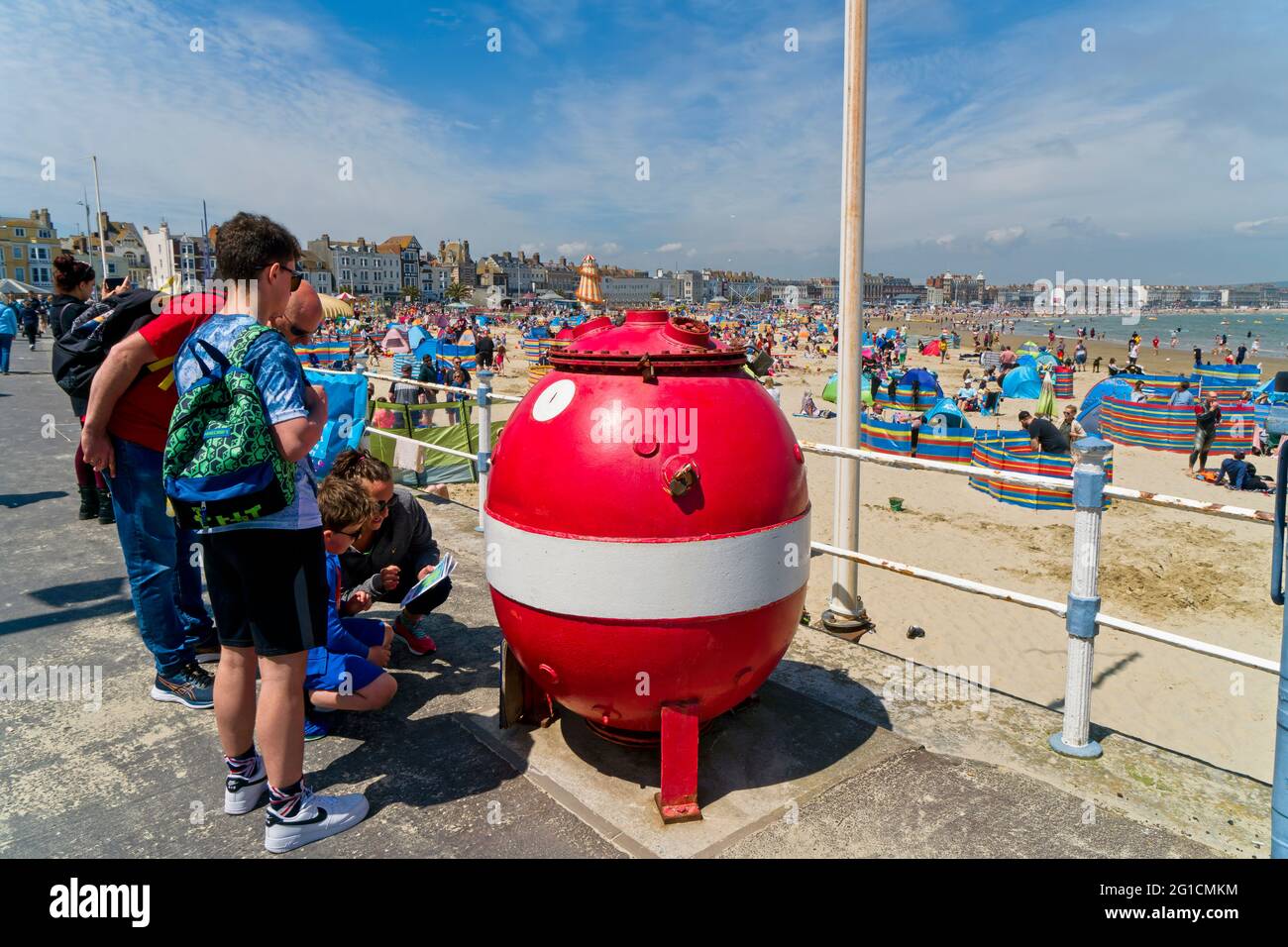 Busy Bank holiday in Weymouth Stock Photo - Alamy