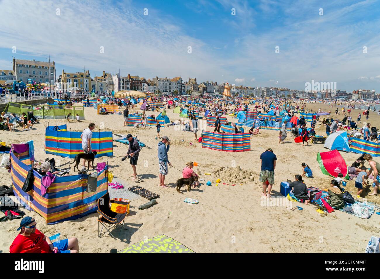 Busy Bank holiday in Weymouth Stock Photo - Alamy