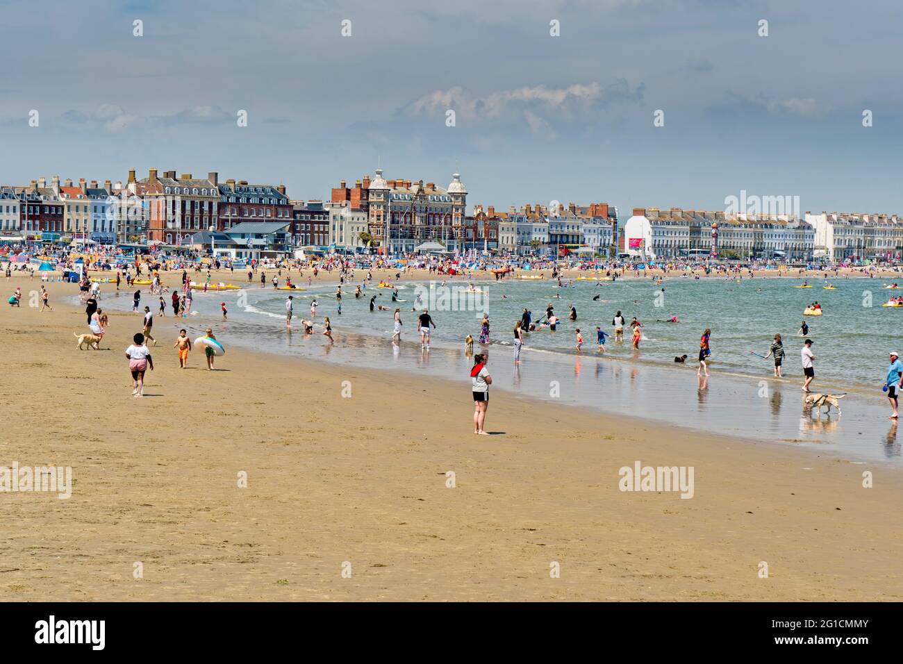 Busy Bank holiday in Weymouth Stock Photo - Alamy