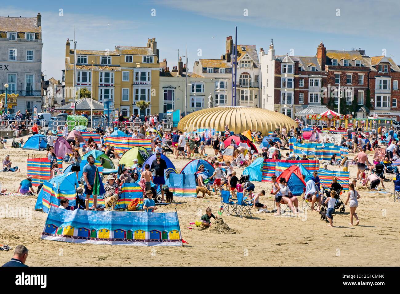 Busy Bank holiday in Weymouth Stock Photo - Alamy