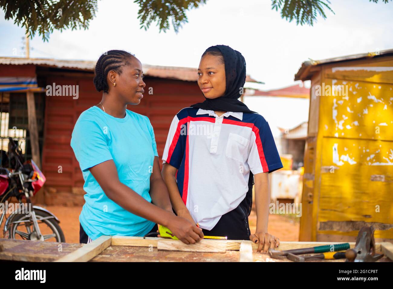 African carpenter cutting hi-res stock photography and images - Alamy