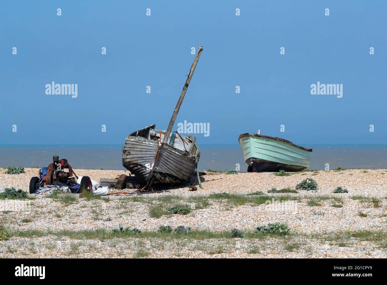 Abandond fishing boat and winch beach on the shingle at Dungeness, Kent ...