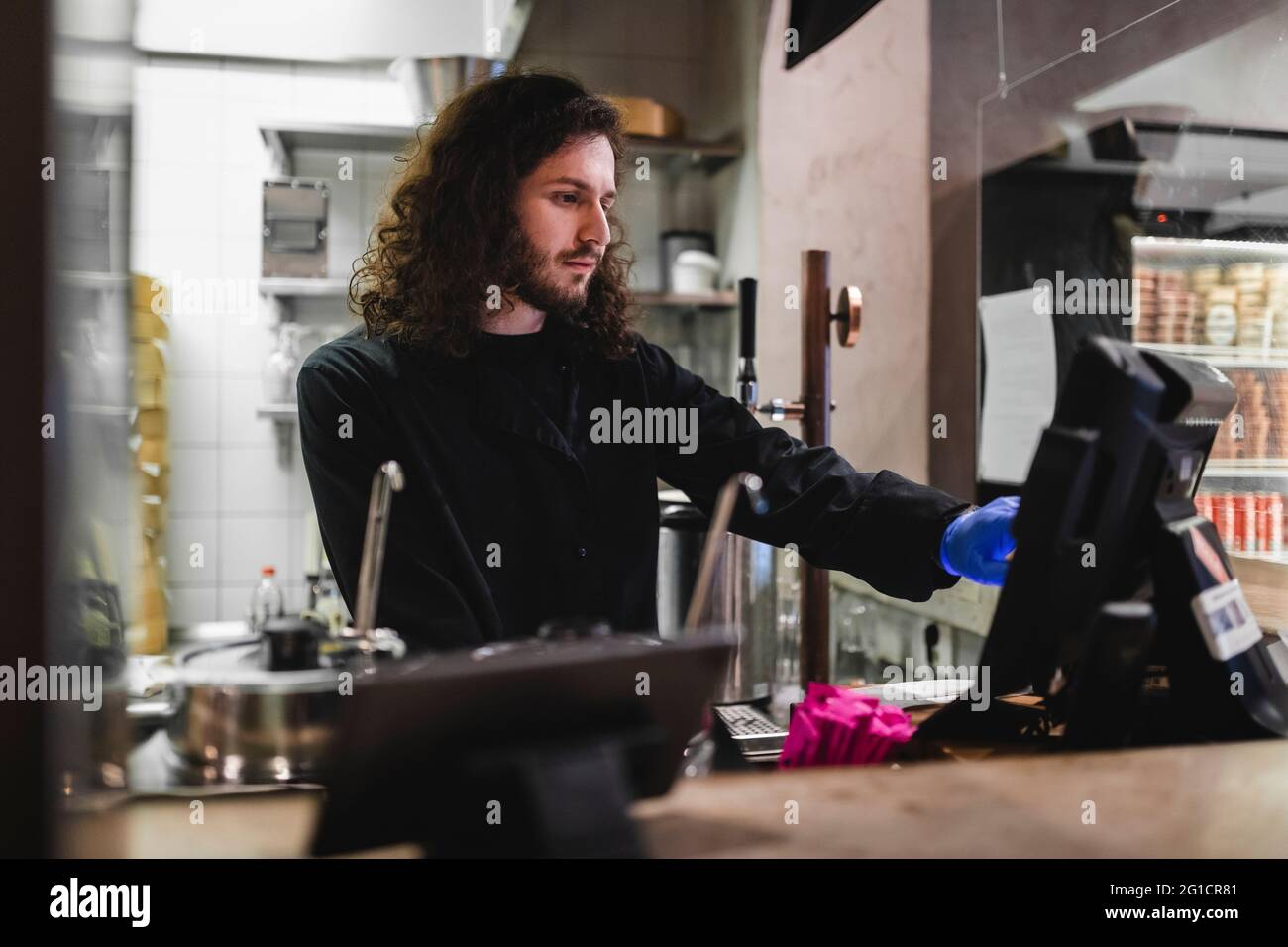 Restaurant owners on computer hi-res stock photography and images - Alamy