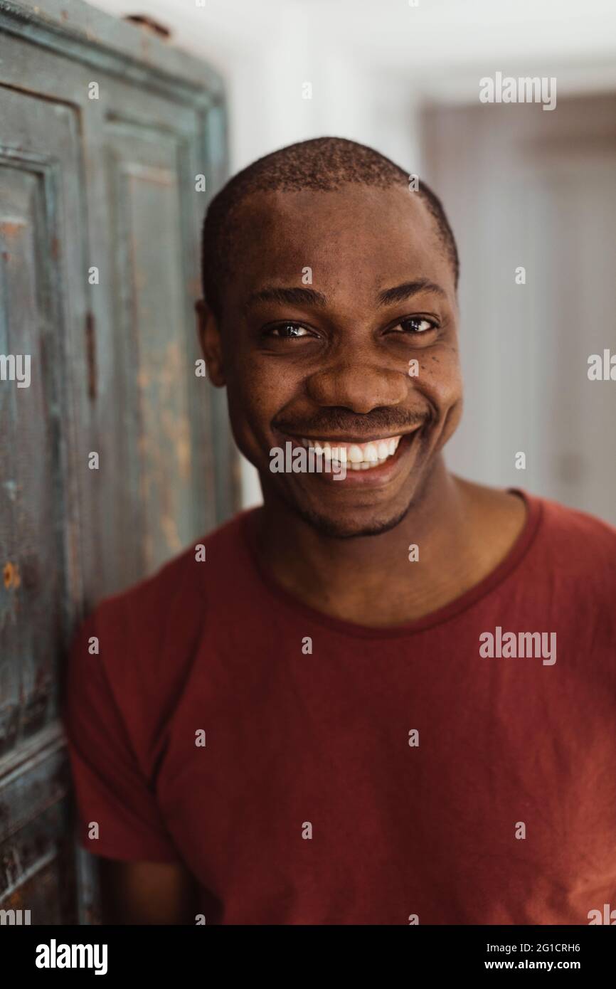 Short man hi-res stock photography and images - Alamy