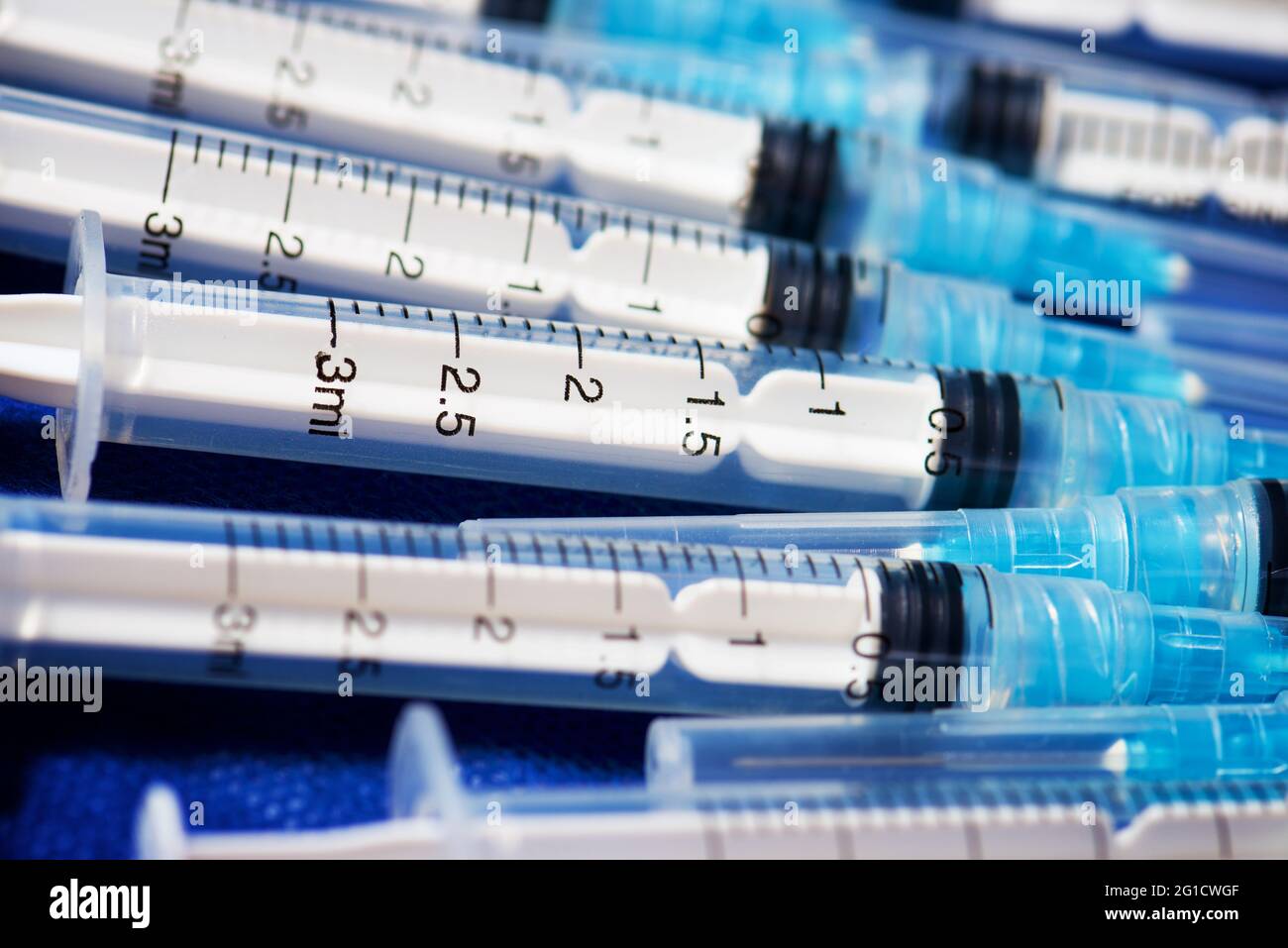 Stacked syringes hi-res stock photography and images - Alamy