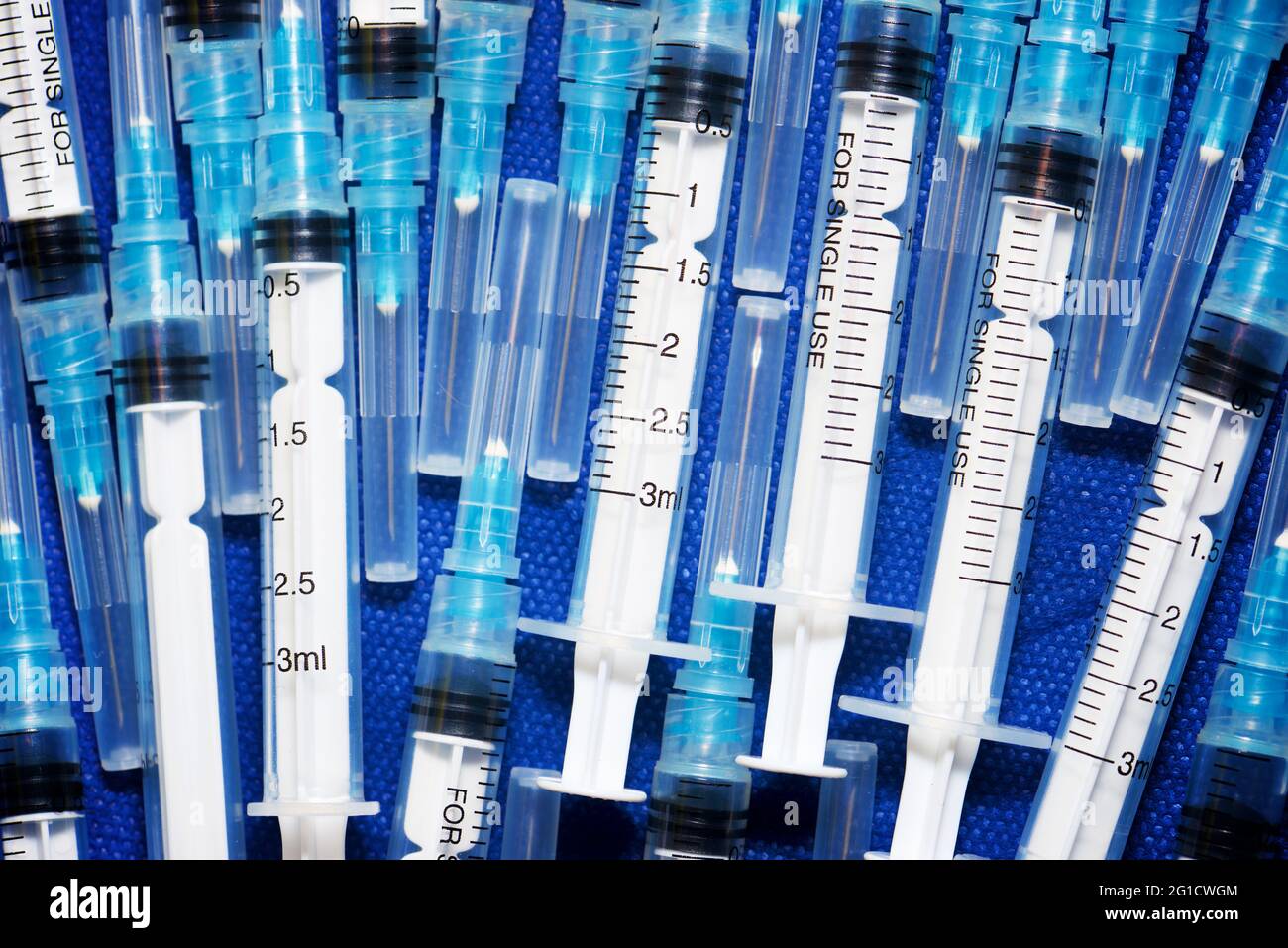 Stacked syringes hi-res stock photography and images - Alamy