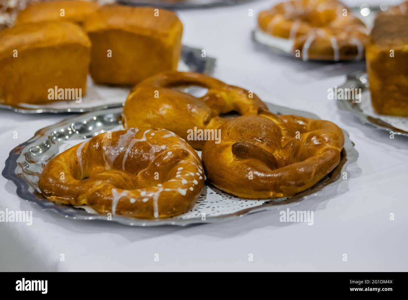 Freshly baked kringles, pretzels on plate at bakery Stock Photo - Alamy