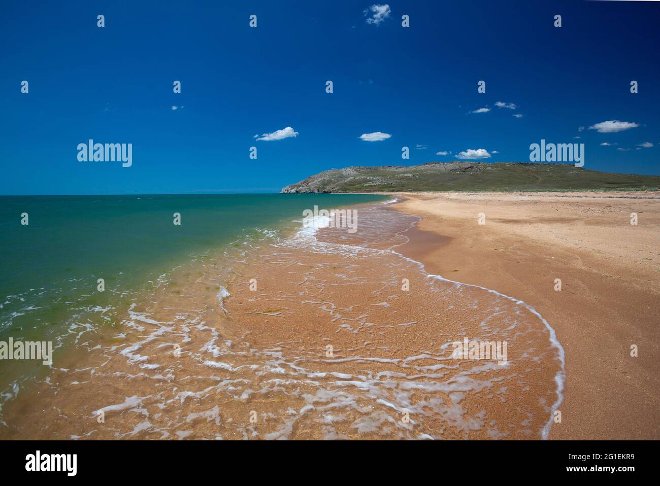 Sandy beach with island backdrop hi-res stock photography and images ...