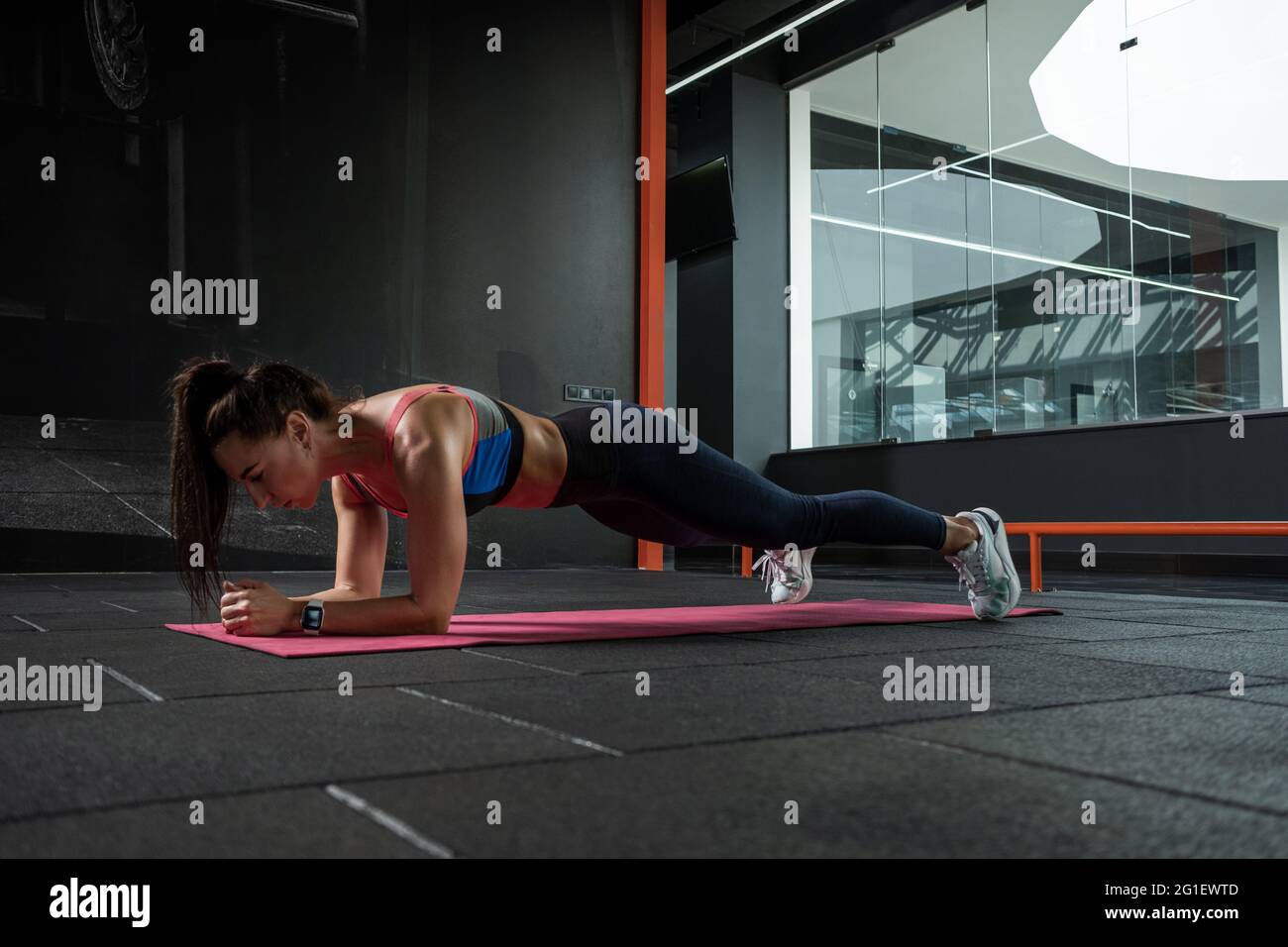 Front plank pose hi-res stock photography and images - Alamy