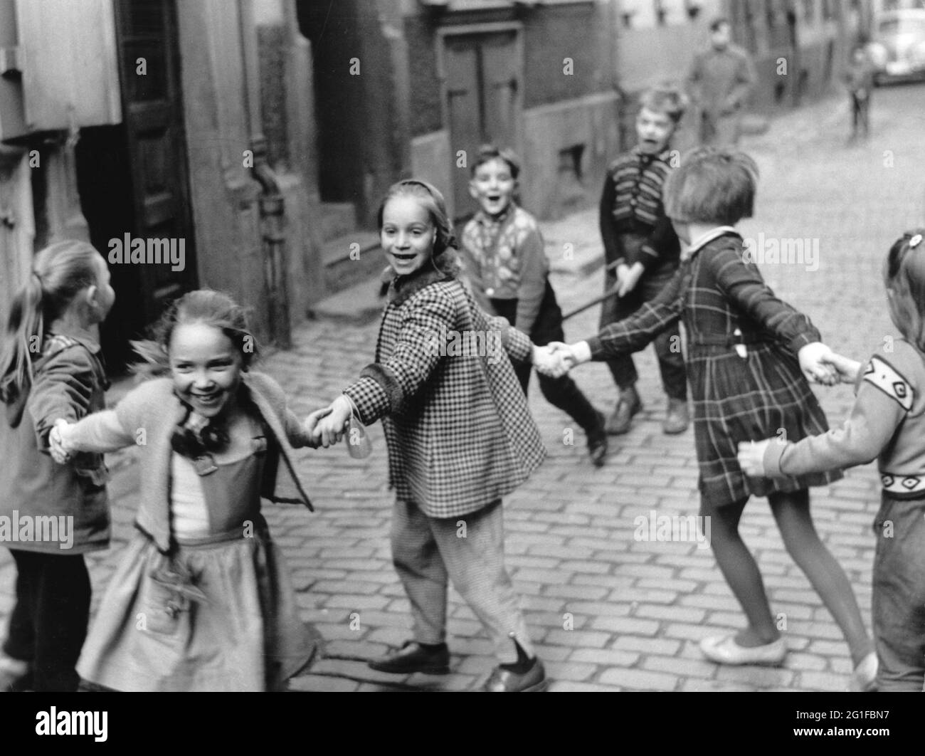 Children street 1950s hi-res stock photography and images - Alamy