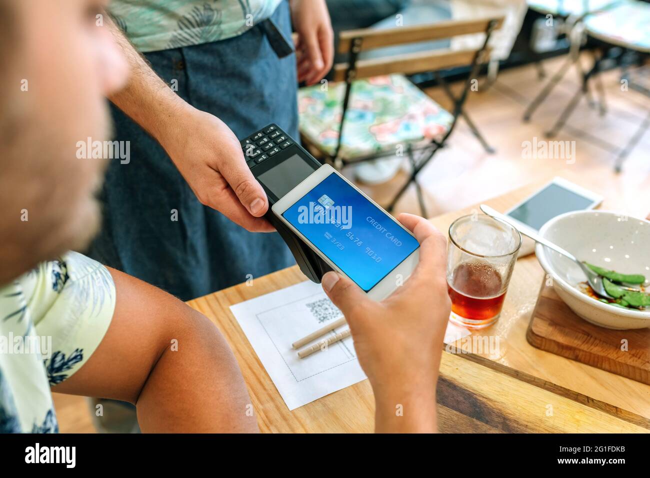 Customer paying the restaurant bill with a virtual mobile card Stock ...