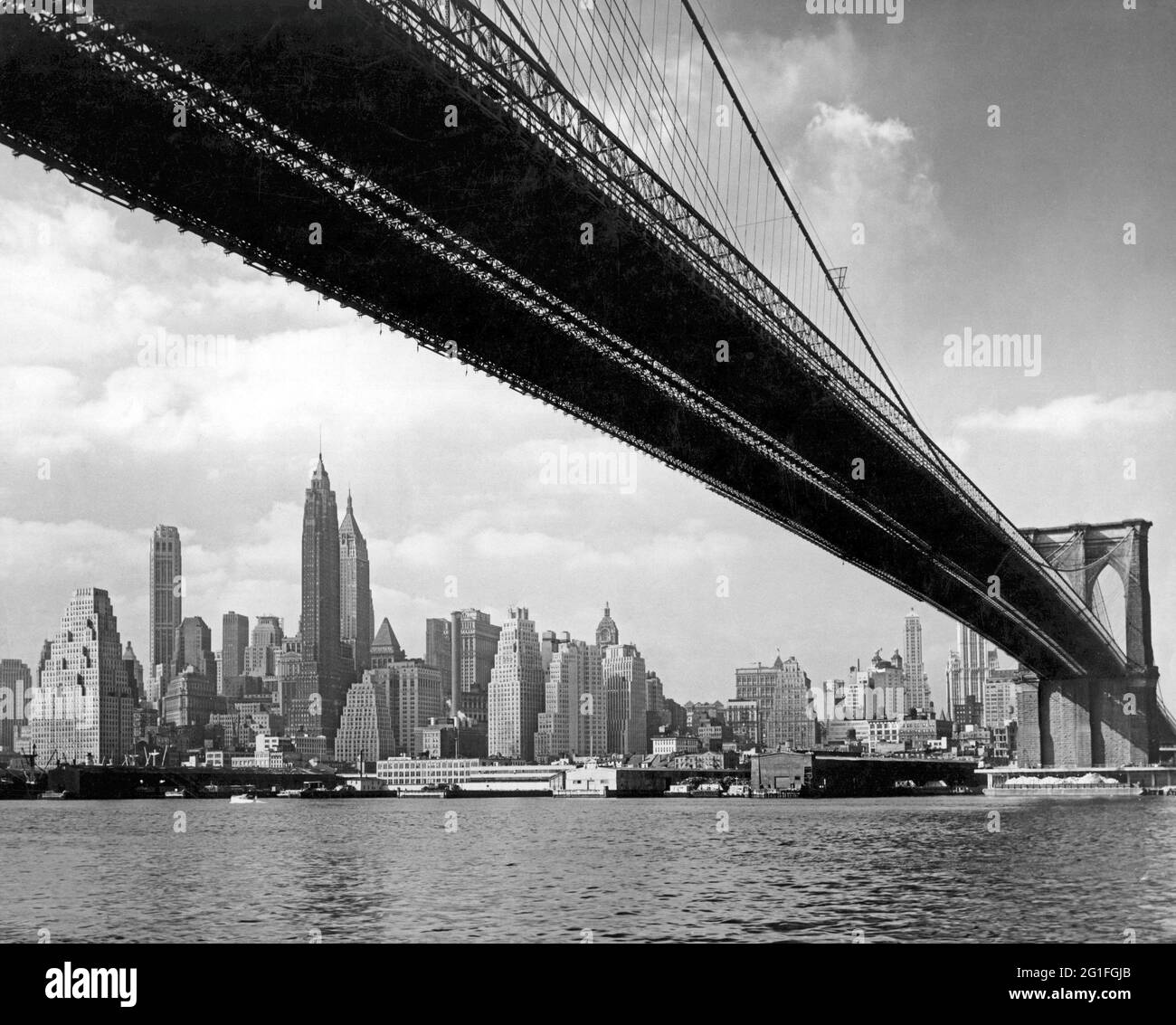 1950s new york city skyline hi-res stock photography and images - Alamy