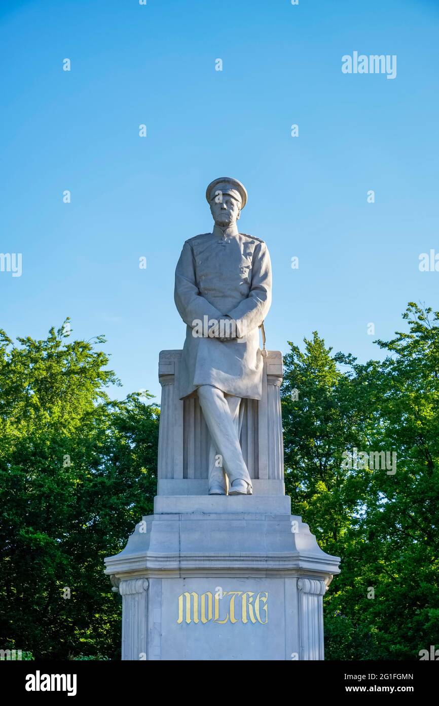 Statue sculpture man monument hi-res stock photography and images - Alamy