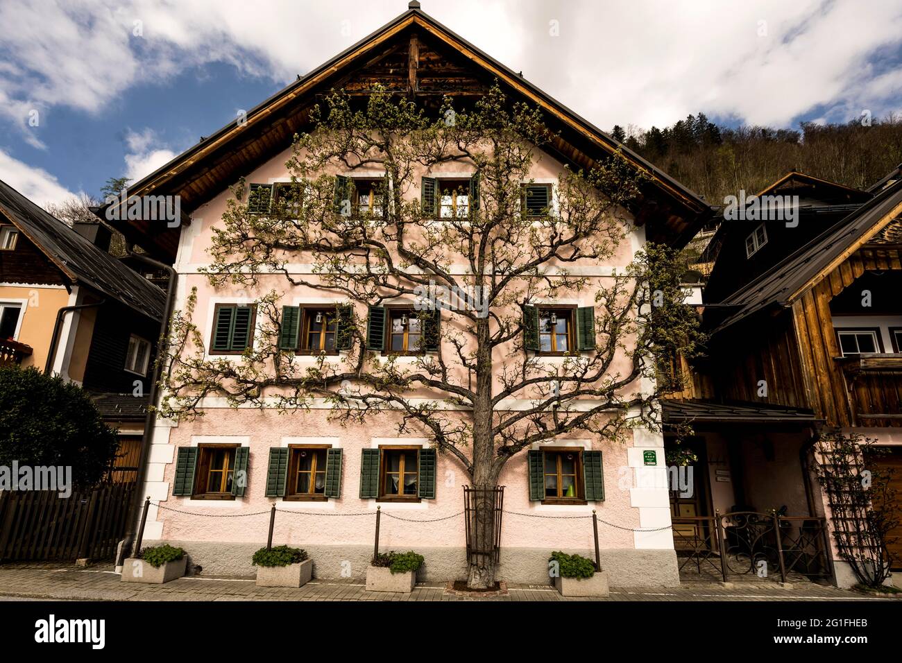 House on the lake promenade in the UNESCO World Heritage Site Hallstatt ...