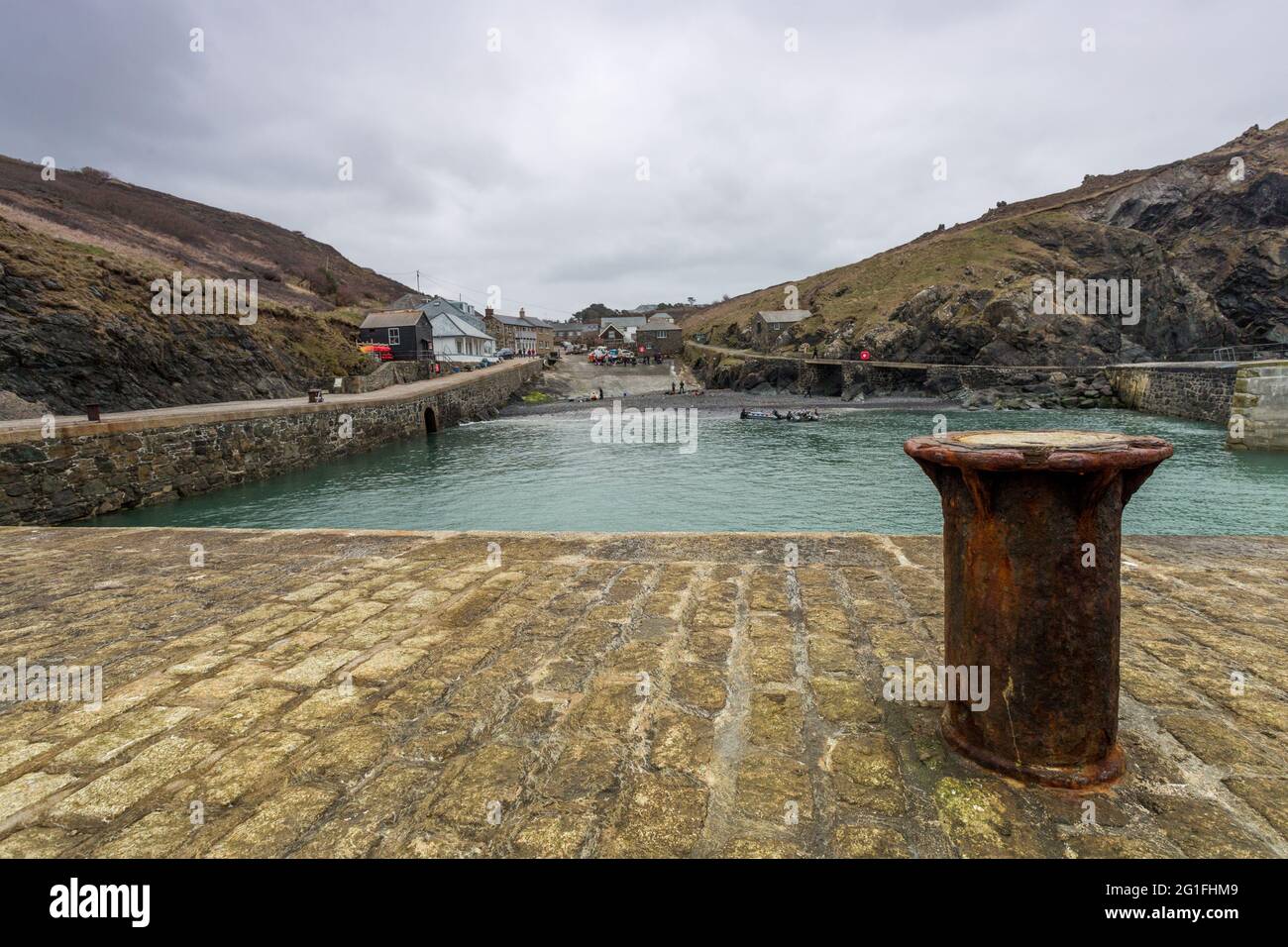Mullion harbour cornwall england uk Stock Photo - Alamy
