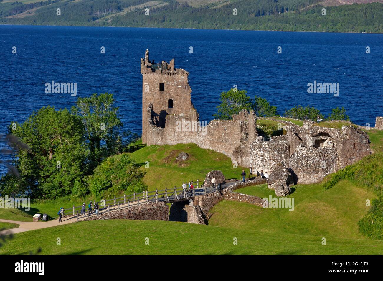 Castle ruin, ruins, tower and walls, Urquhart Castle above Loch Ness ...