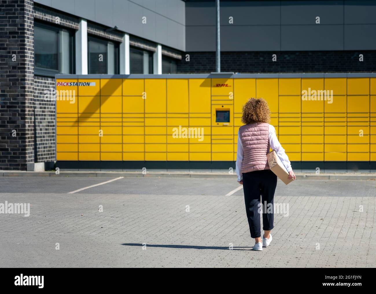Dhl packstation hi-res stock photography and images - Alamy