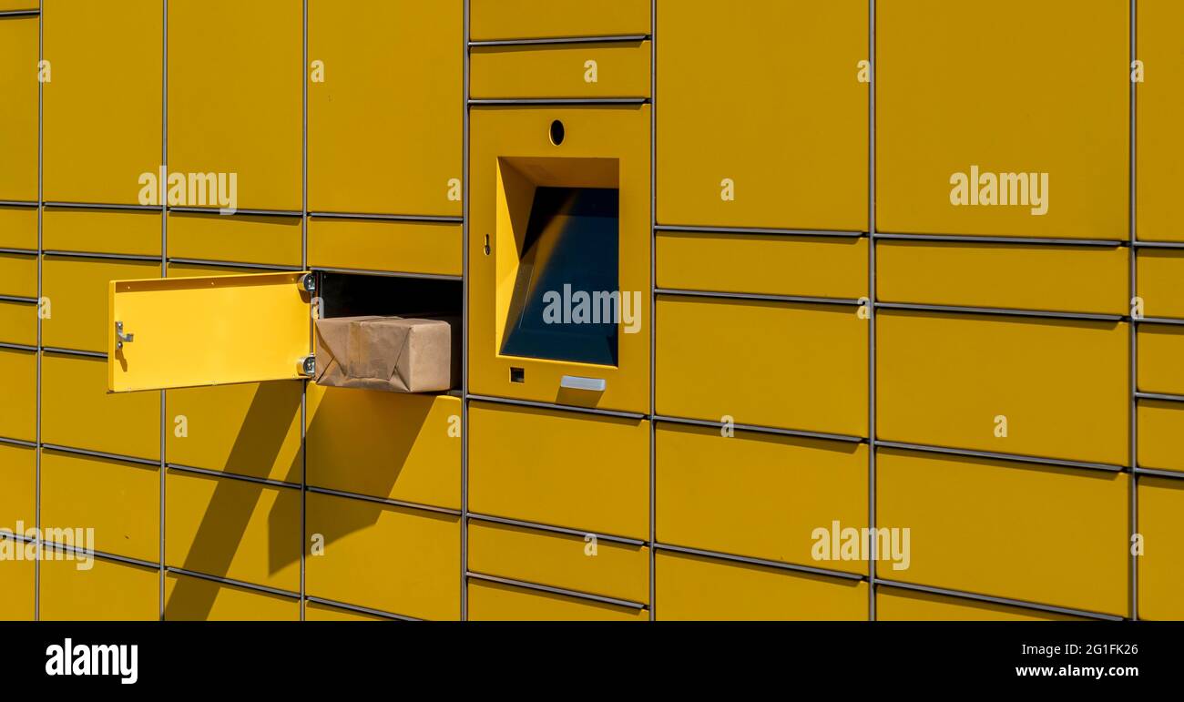 Dhl packstation hi-res stock photography and images - Alamy