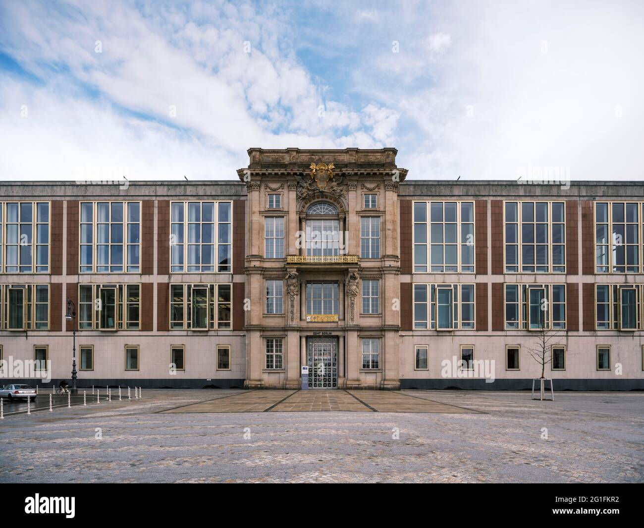 Portal iv hi-res stock photography and images - Alamy