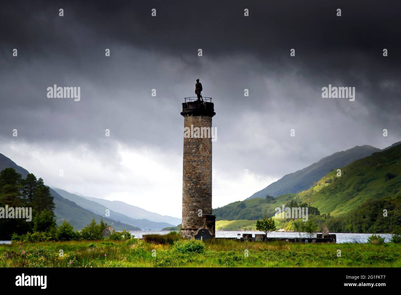Loch Shiel, loch, Glenfinnan Monument, pillar, Highlander statue ...