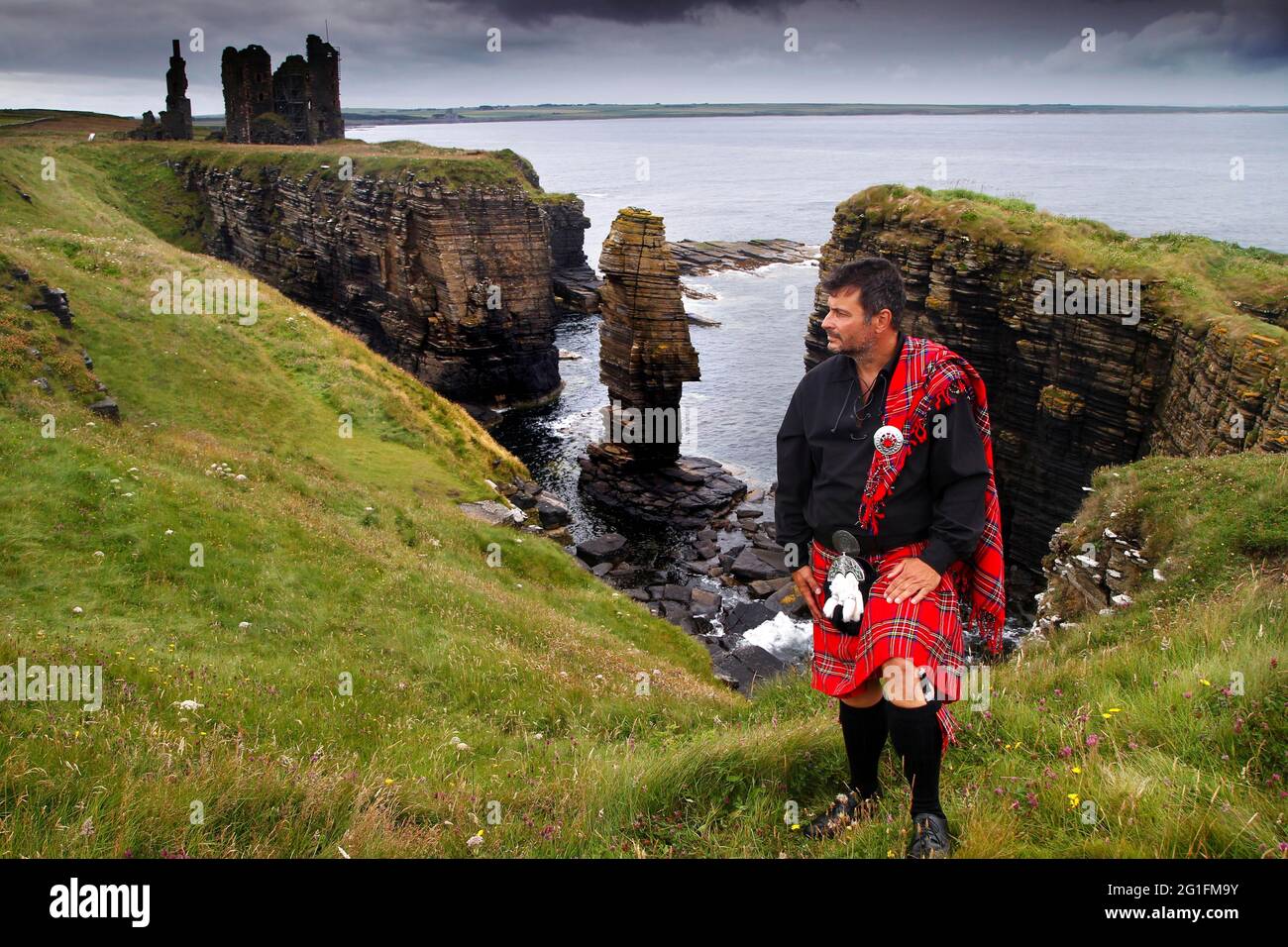 Man in kilt, kilt, Castle Sinclair Girnigoe, castle ruin, coast, cliff ...