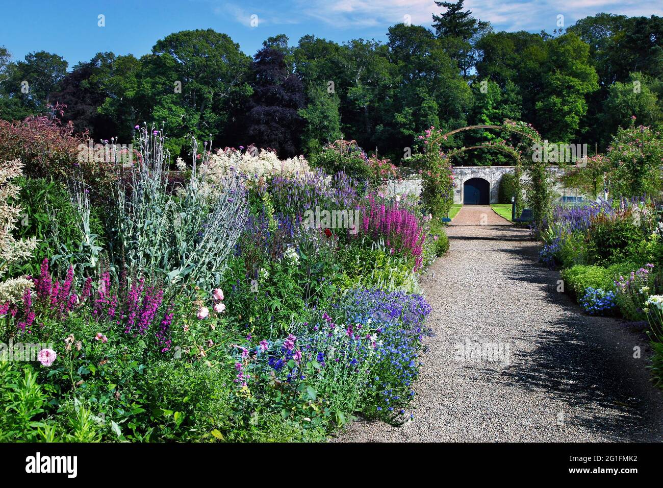 Historic castle borders hi-res stock photography and images - Alamy