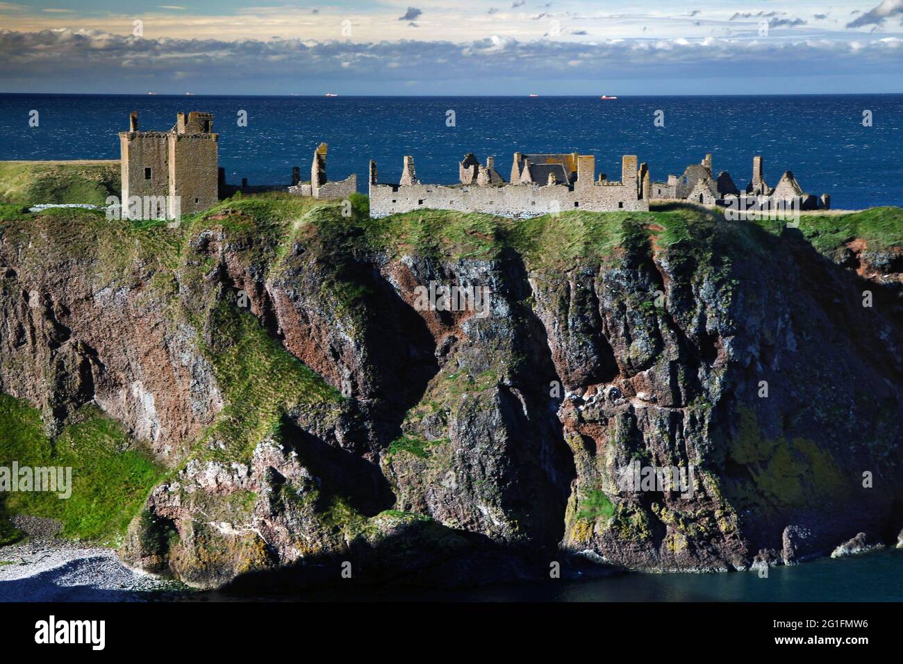 Sea, Dunnotor Castle, castle ruin, headland, rocky, cliffs, sea plateau ...