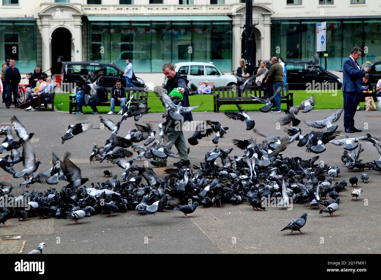 George Squuare, Main Square, Pigeons, Pigeon Feeding, Glasgow, Scotland ...
