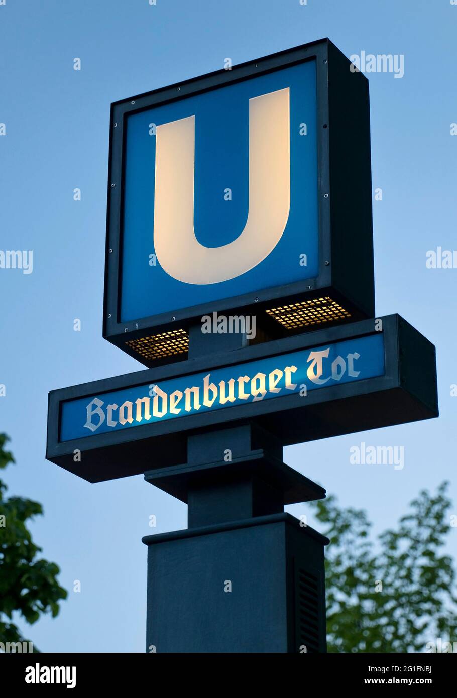Archway underground station hi-res stock photography and images - Alamy