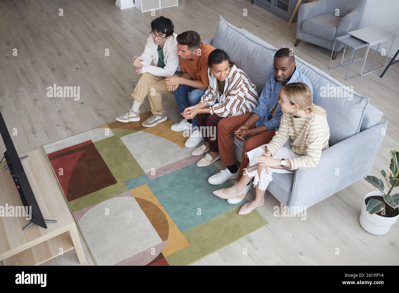 Group girls watching tv hi-res stock photography and images - Alamy