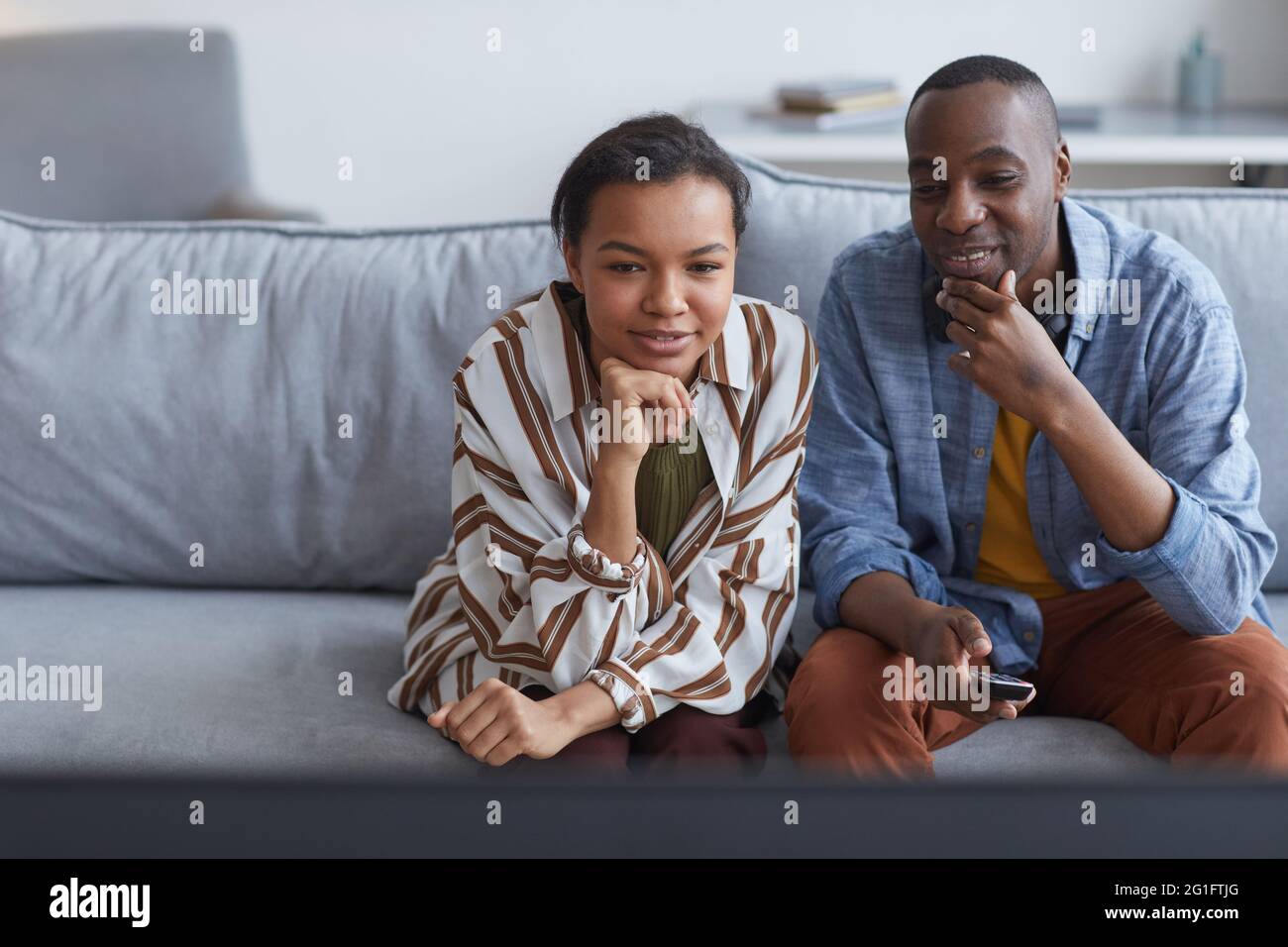 African family watching tv hi-res stock photography and images - Alamy
