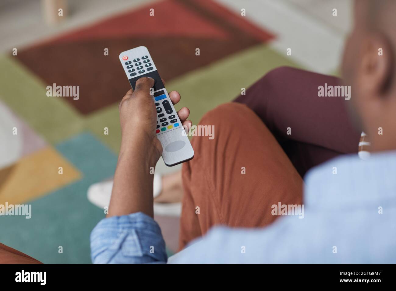 Man holding tv remote hi-res stock photography and images - Alamy