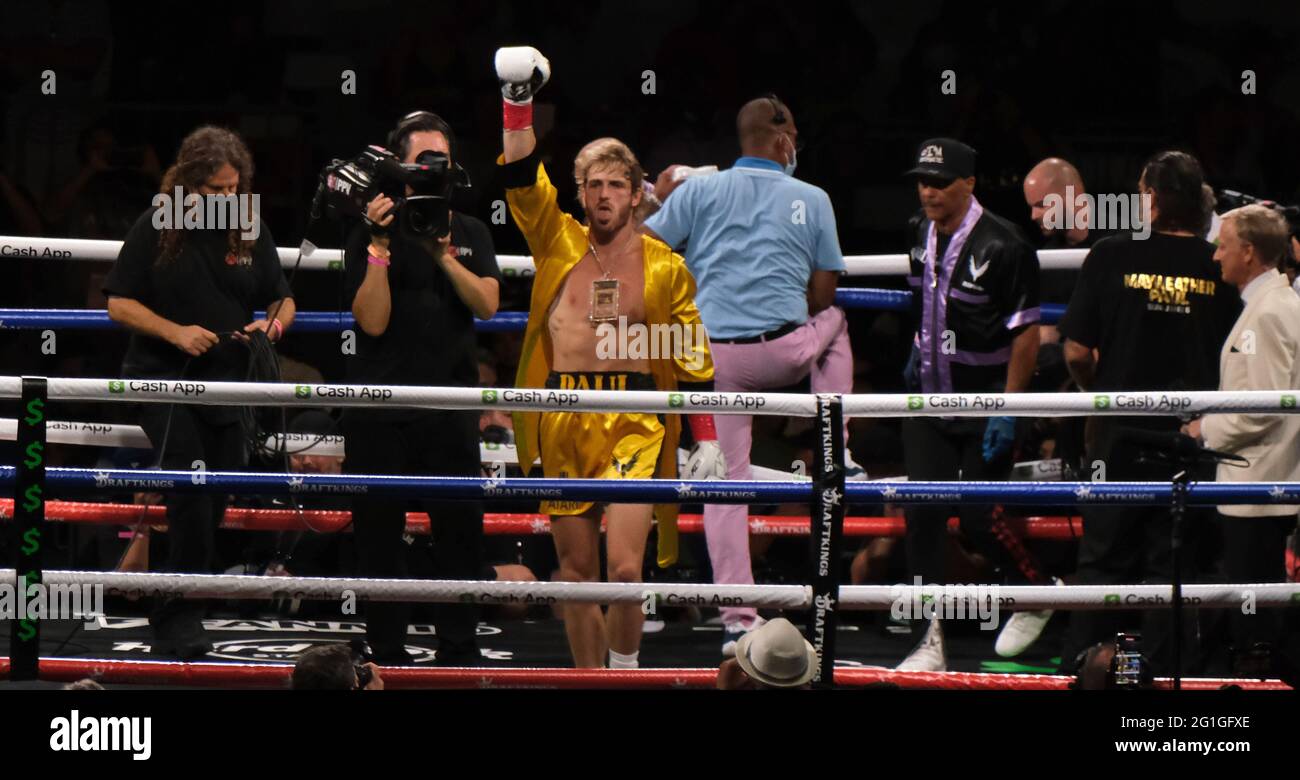 Logan paul fight hi-res stock photography and images - Alamy
